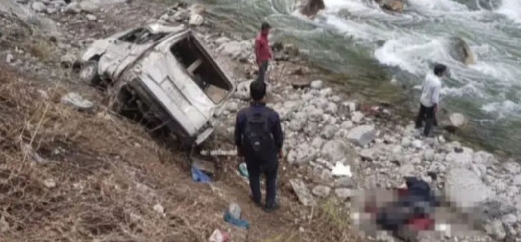 A vehicle plunged into a deep gorge killing three occupants ...